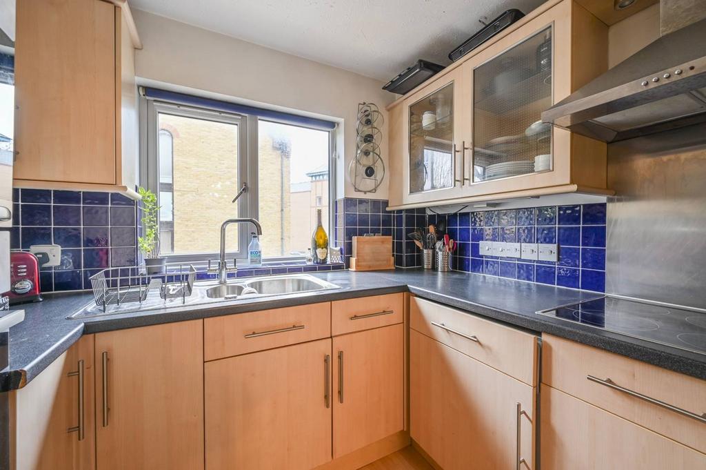 Kennet Street, Wapping, London, E1W 2 bed flat - £1,950 pcm (£450 pw)