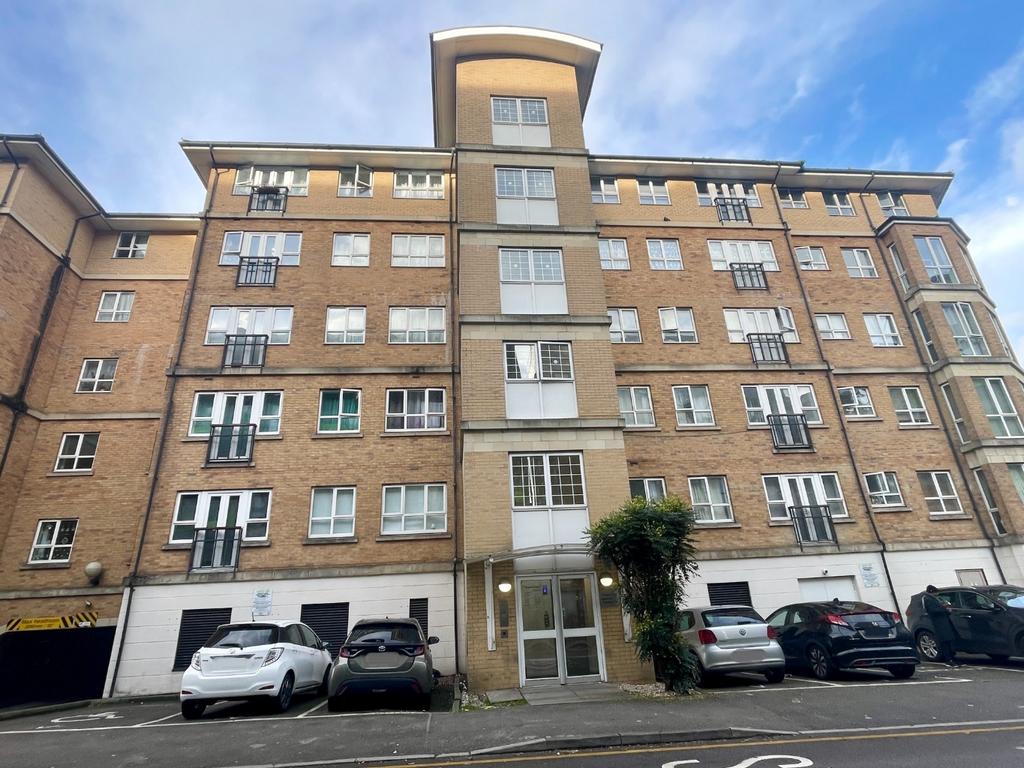 Geneva Court, Rookery Way, London... 2 bed apartment - £1,850 pcm (£427 pw)