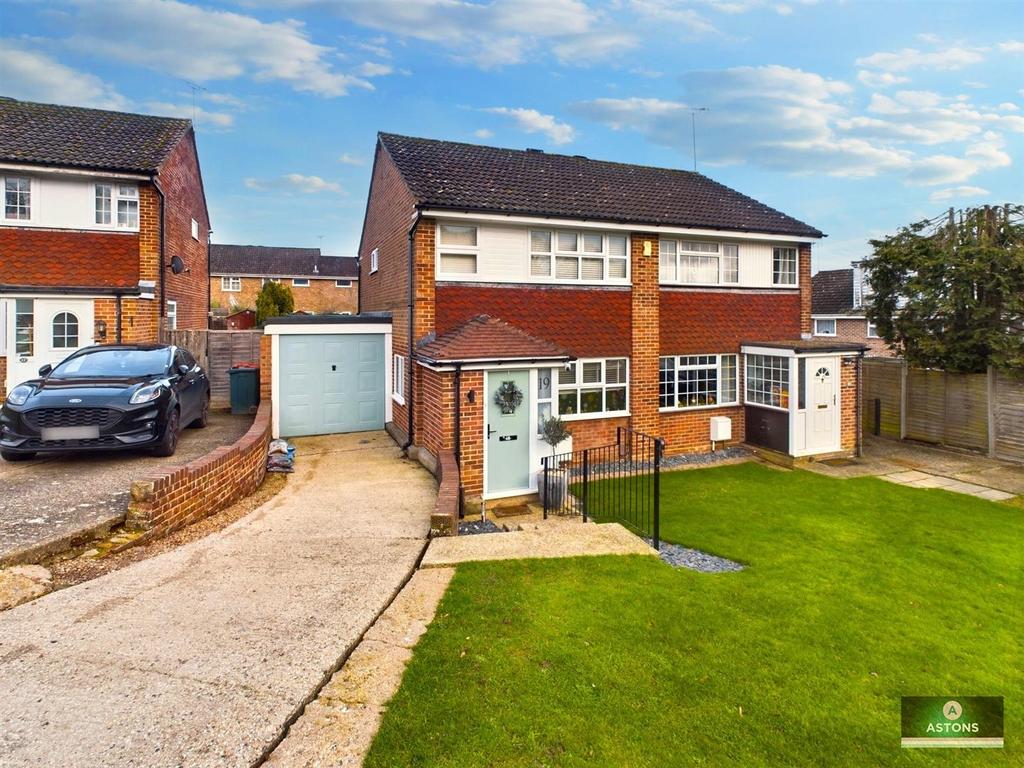 Tintern Road, Gossops Green RH11 3 bed semi-detached house - £440,000