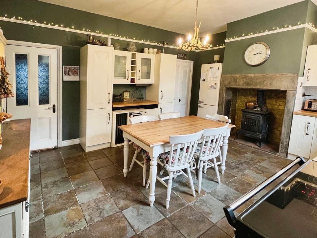 Hindley Road, West Yorkshire WF15 3 bed terraced house for sale - £200,000