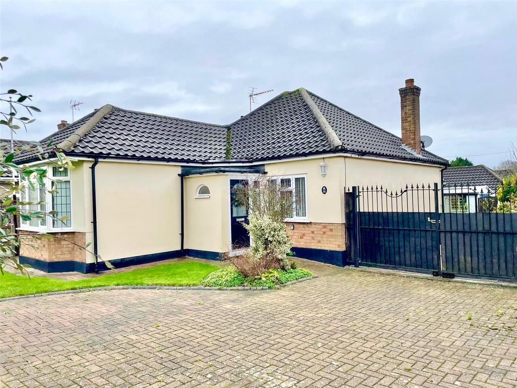 Hart Road, Thundersley, Essex, SS7 3 bed bungalow - £425,000