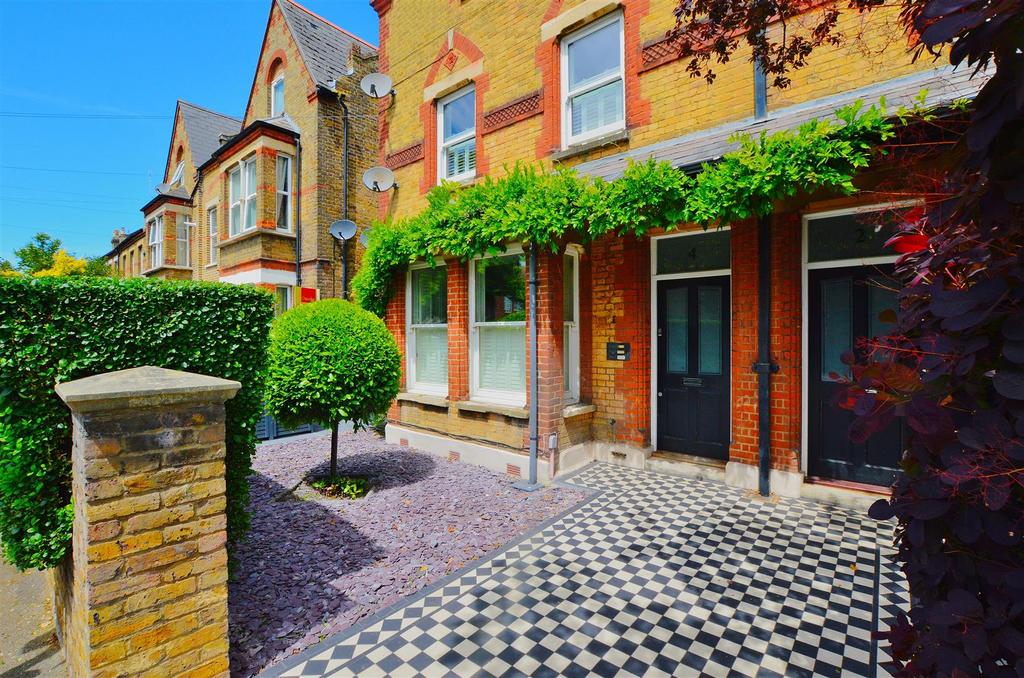 Maidenhead Road, Windsor 2 bed flat - £450,000