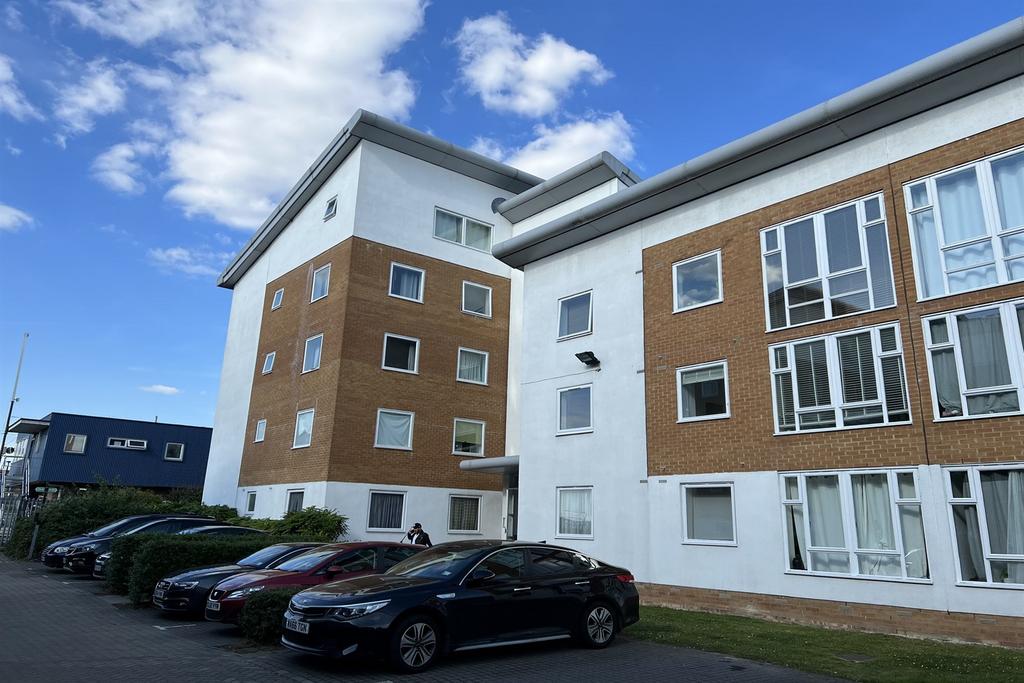 Fishguard Way, E16 2 bed apartment - £1,750 pcm (£404 pw)