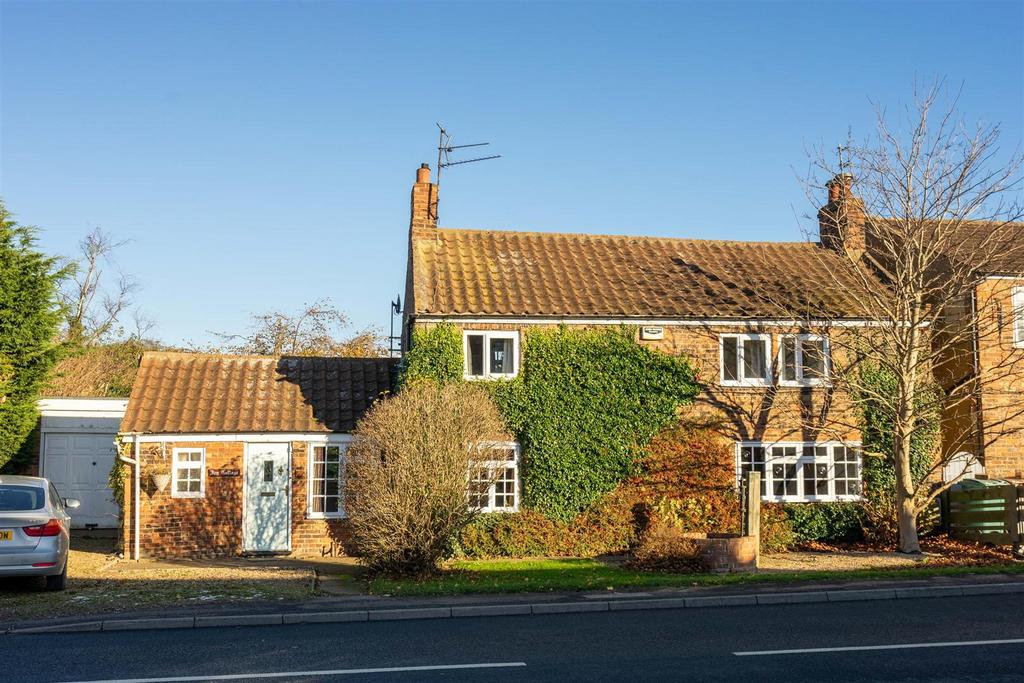 Main Street, Burstwick, Hull 3 bed detached house for sale - £240,000