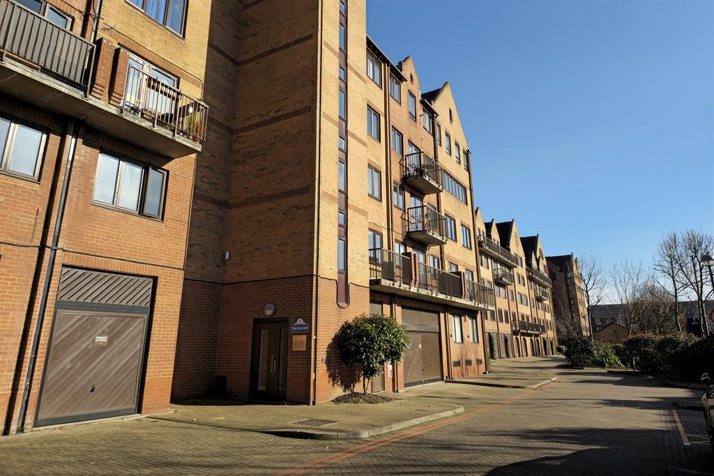 87 Amsterdam Road, London E14 1 bed flat - £1,675 pcm (£387 pw)