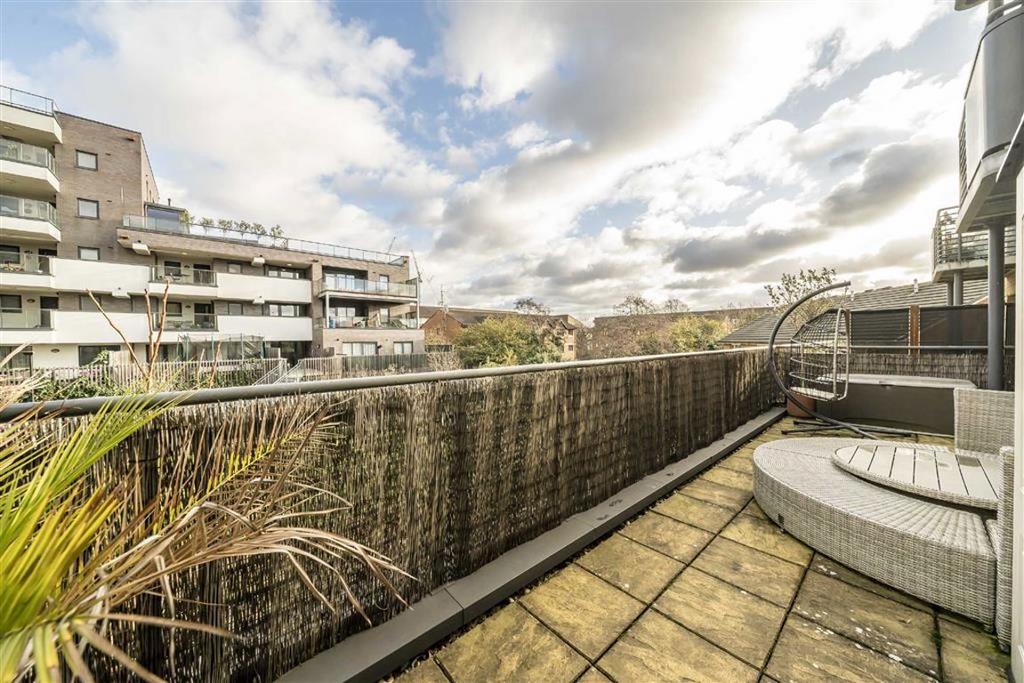 Spa Road, London SE16 2 bed flat - £600,000