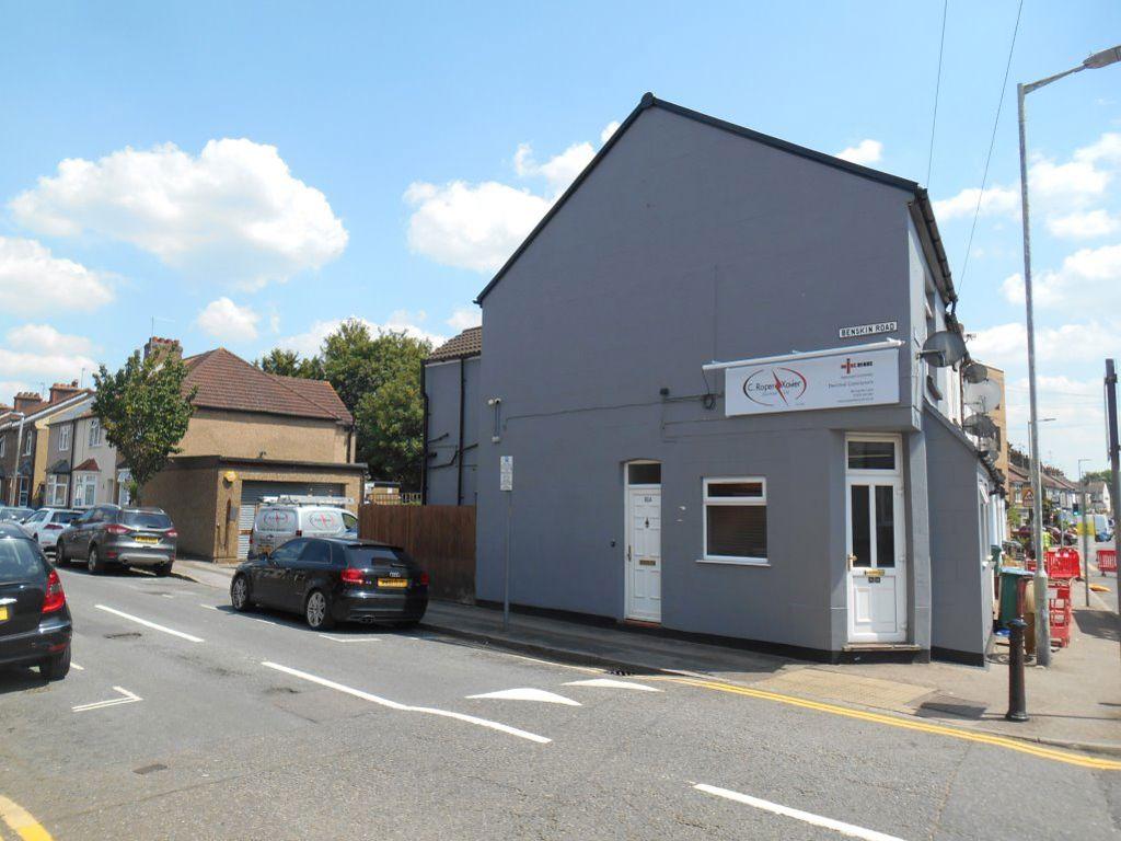 WEST WATFORD WD18 2 bed flat - £1,400 pcm (£323 pw)