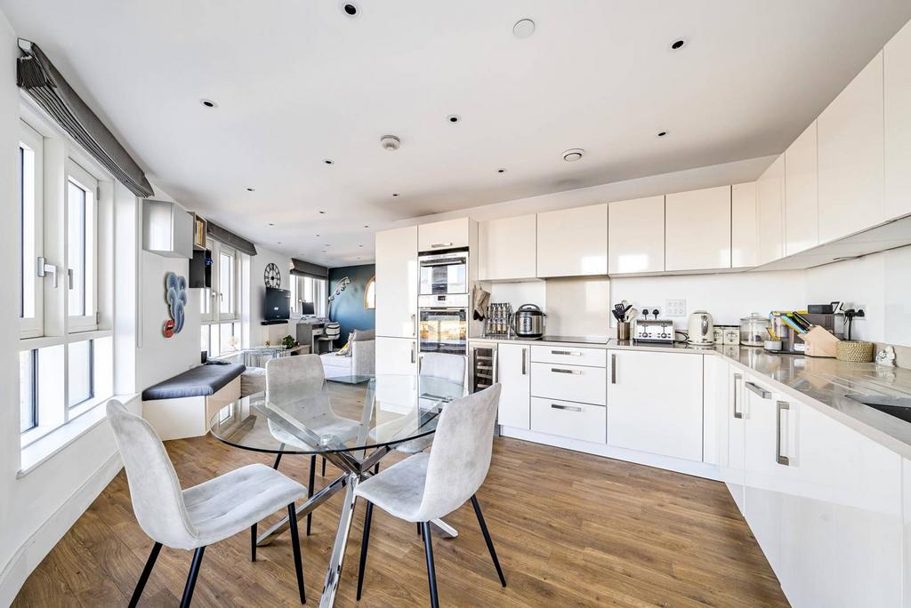 Queensland Road, Islington, London, N7 2 bed flat - £3,100 pcm (£715 pw)