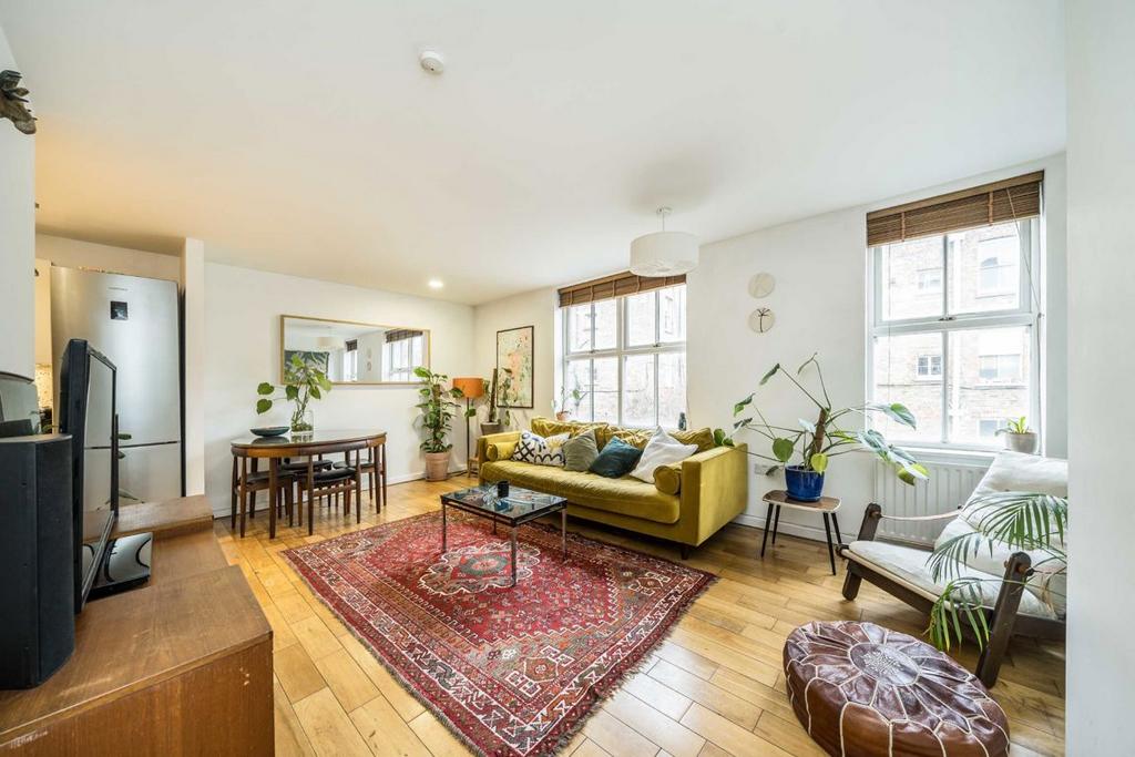 Clapton Square, London E5 2 bed flat - £575,000