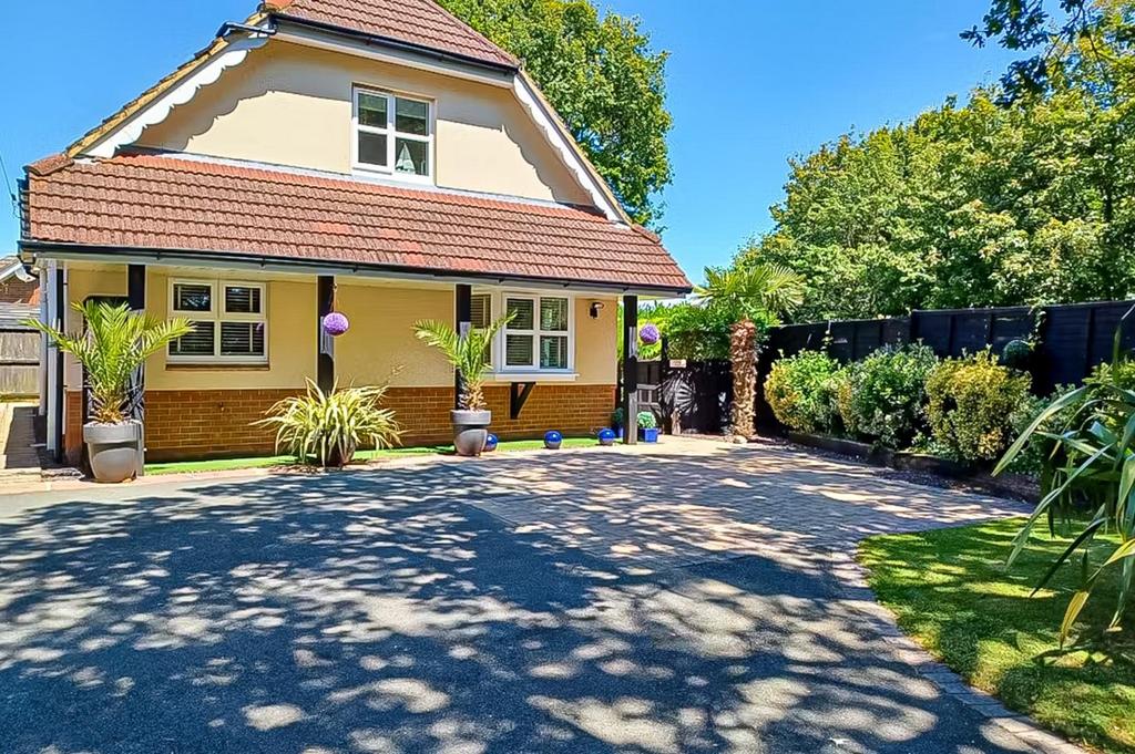 Elenors Grove, Fishbourne 3 bed detached house - £475,000