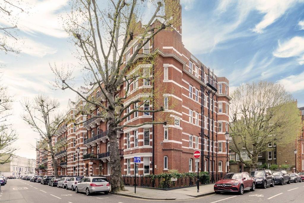 Trebovir Road, London SW5 2 bed flat - £4,749 pcm (£1,096 pw)
