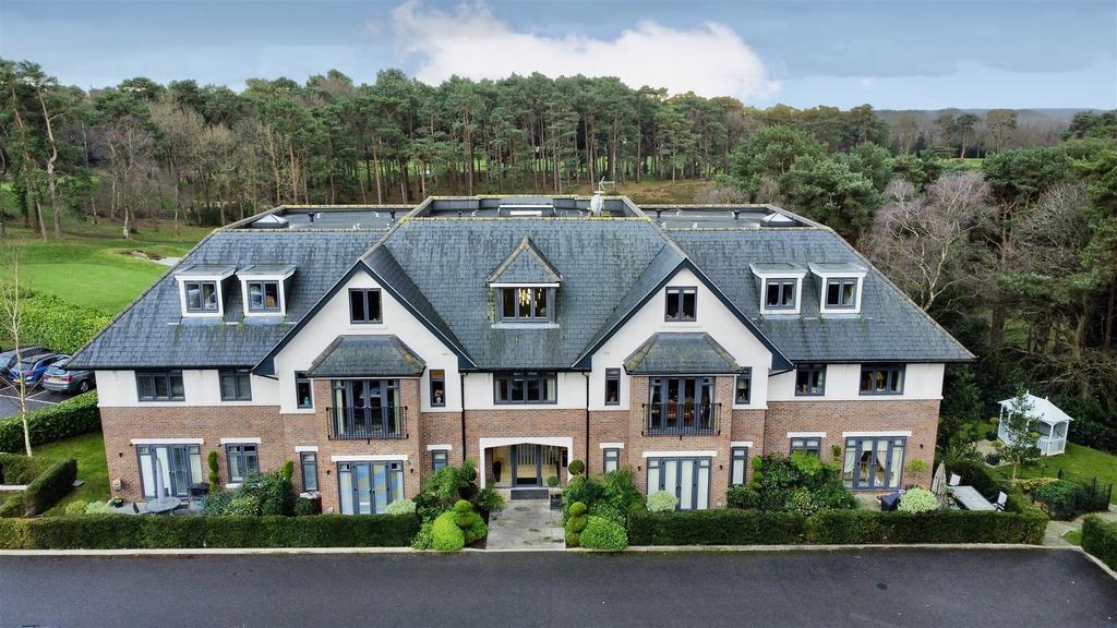 Golf Drive, Camberley GU15 2 bed apartment for sale - £700,000