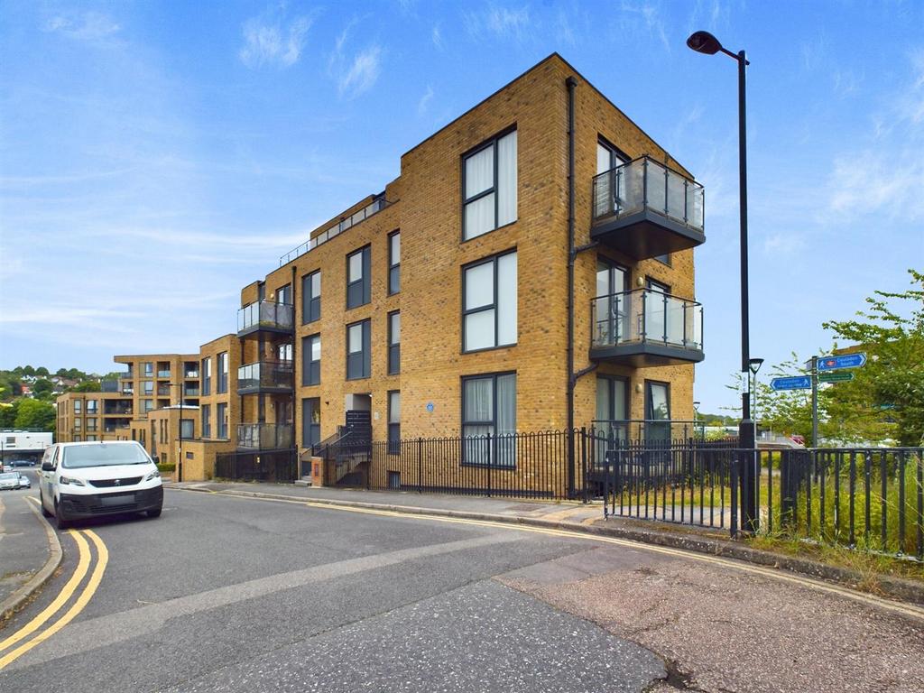 Station Approach Road, Coulsdon CR5 2 bed flat - £320,000