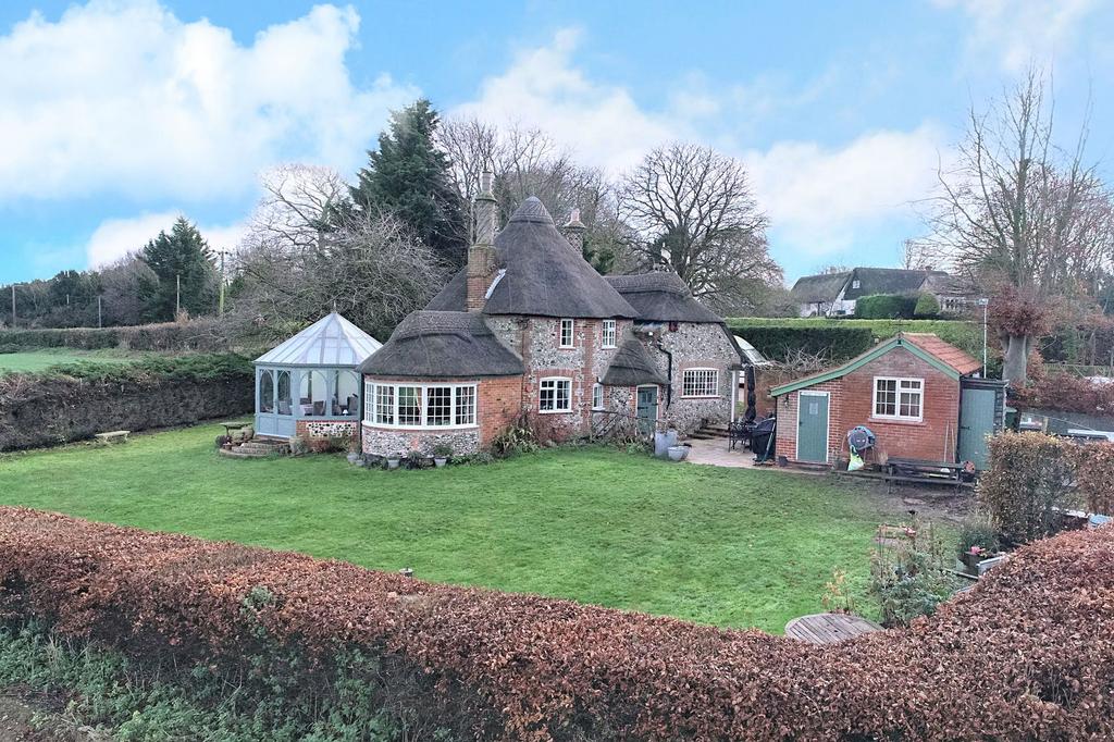 Cropley Grove, Newmarket CB8 3 bed cottage - £550,000