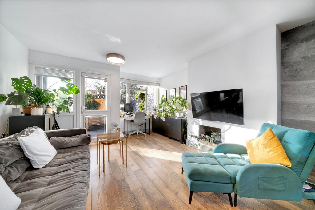 Amhurst Road, London E8 2 bed flat for sale - £500,000