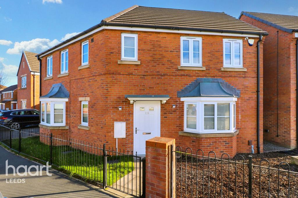 Swarcliffe Avenue, Leeds 4 bed detached house for sale - £270,000