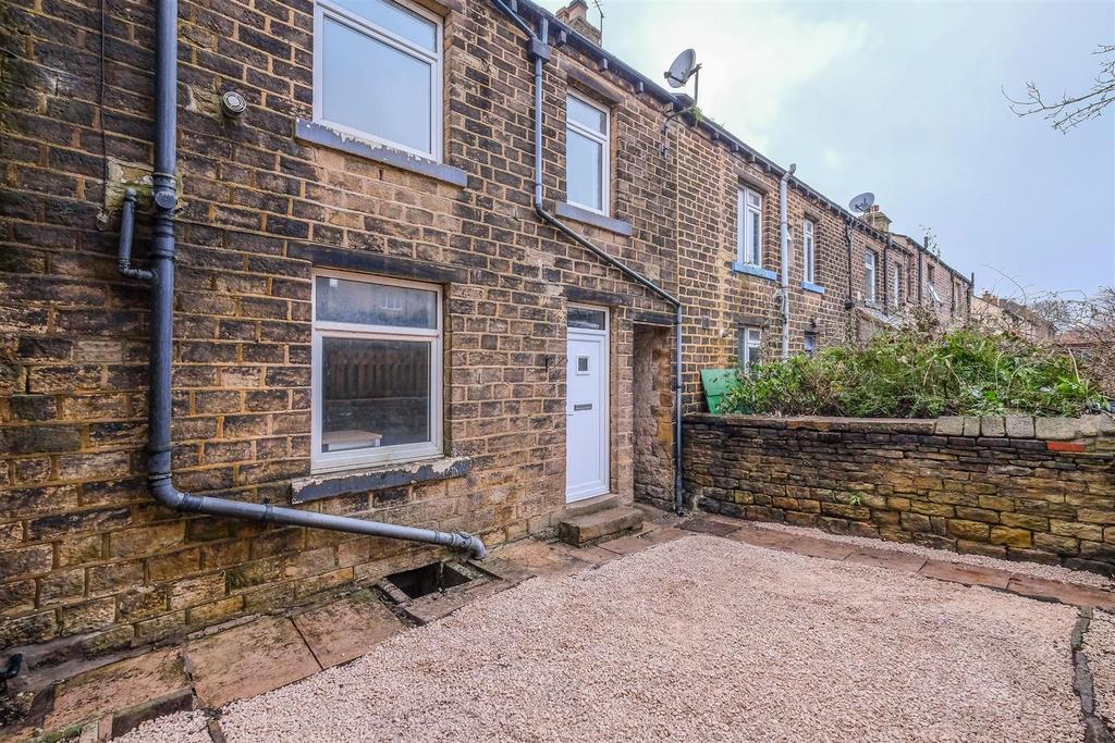 Burfitts Road, Huddersfield, HD3 4YN 2 bed terraced house - £110,000