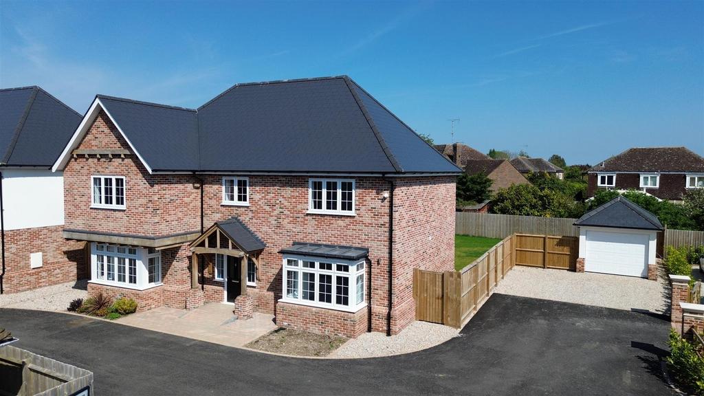 Mangapp Chase, Burnham-On-Crouch 4 bed detached house - £850,000