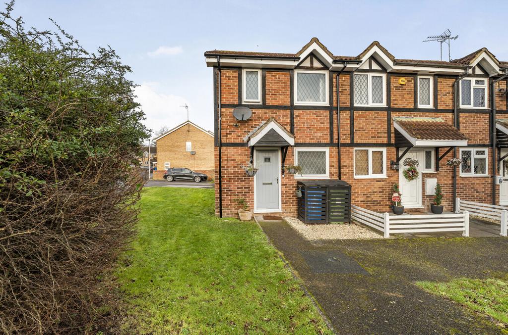 Radcliffe Way, Bracknell RG42 2 bed end of terrace house - £365,000