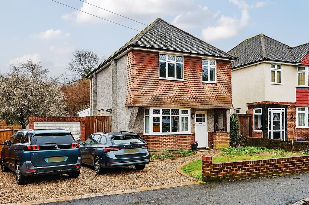 Chaldon Way, Coulsdon CR5 3 bed detached house - £625,000