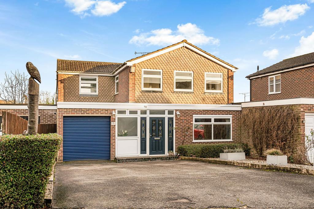 The Crest, Sawbridgeworth CM21 4 bed detached house - £600,000