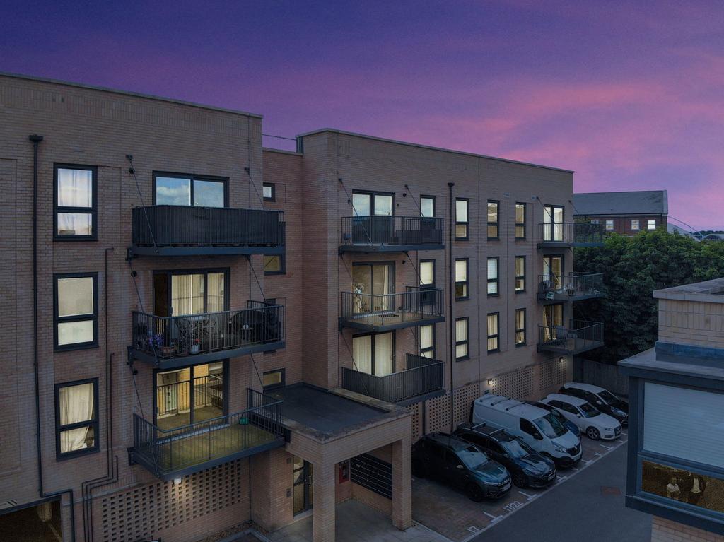 Chatham ME4 2 bed apartment - £1,350 pcm (£312 pw)
