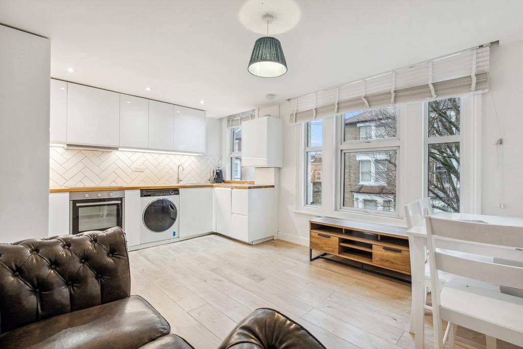 Tunis Road, London W12 2 bed flat - £1,900 pcm (£438 pw)