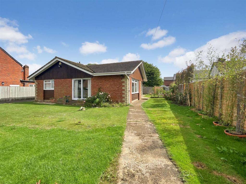 Green Lane, Sonning Common Reading RG4 3 bed detached bungalow for sale ...