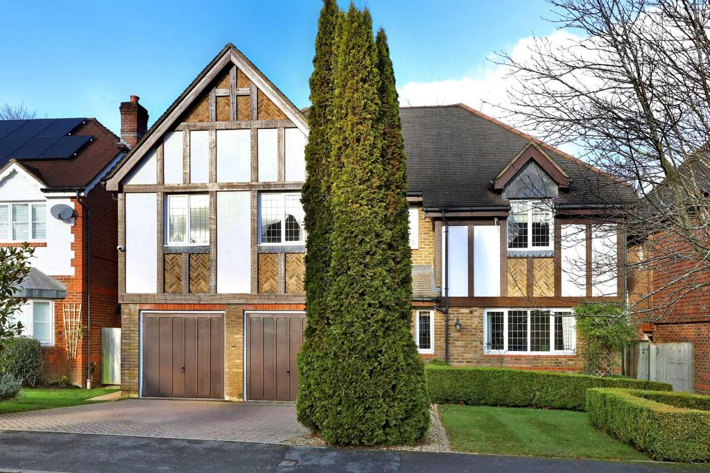 Redwood Place, Beaconsfield... 5 bed detached house - £1,635,000