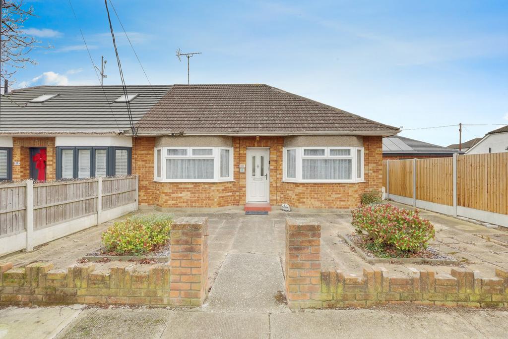 Albert Road, Benfleet, SS7 3 bed semi-detached bungalow - £400,000