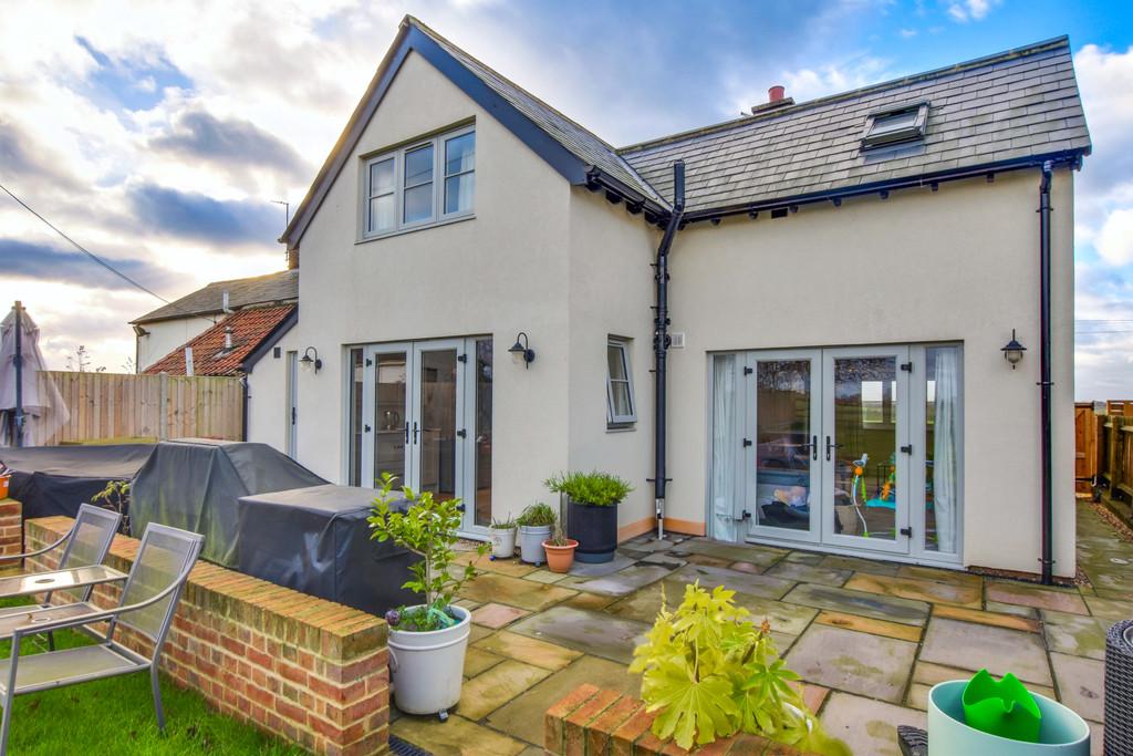 Collops Villas, Stebbing 4 bed semi-detached house to rent - £2,700 pcm ...