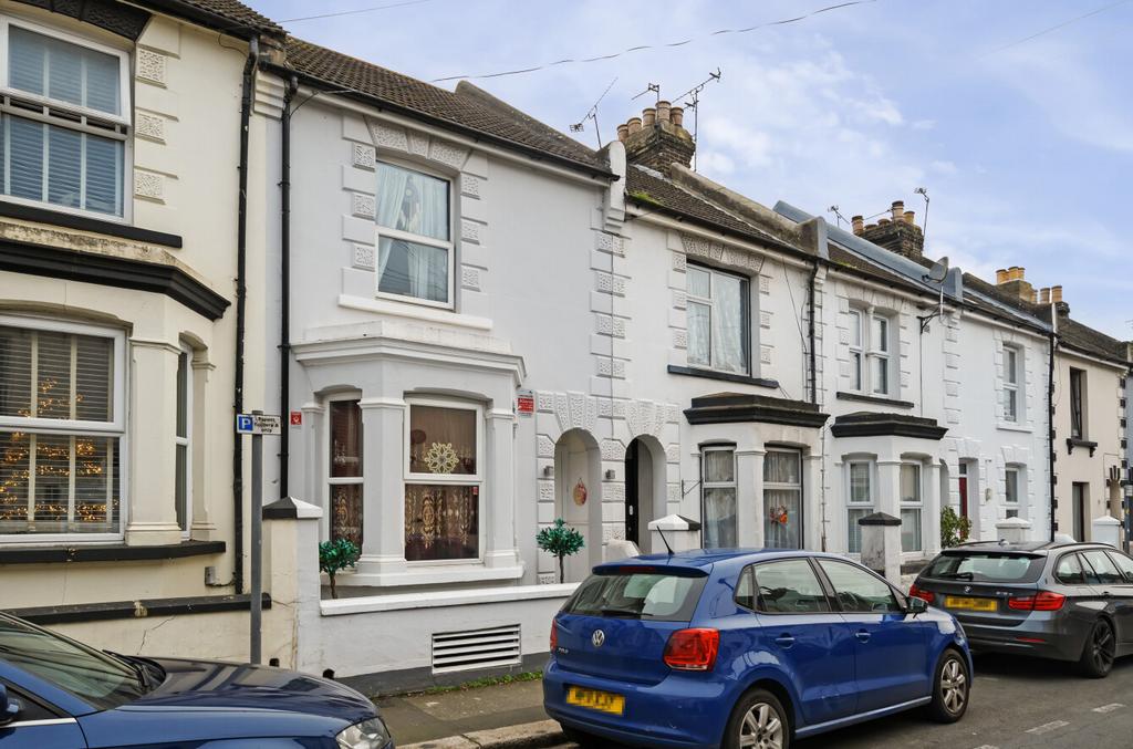 Gordon Road, Gillingham, Kent, ME7 2 bed terraced house - £245,000
