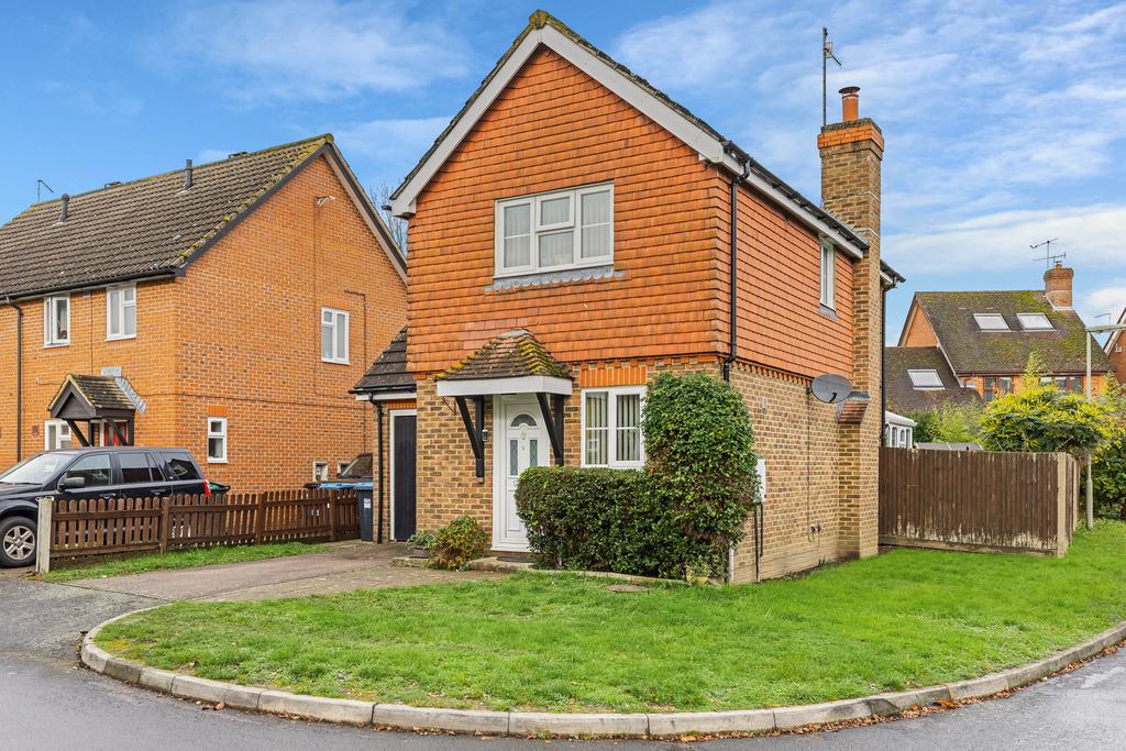 Heather Walk, Horley RH6 3 bed house for sale - £400,000