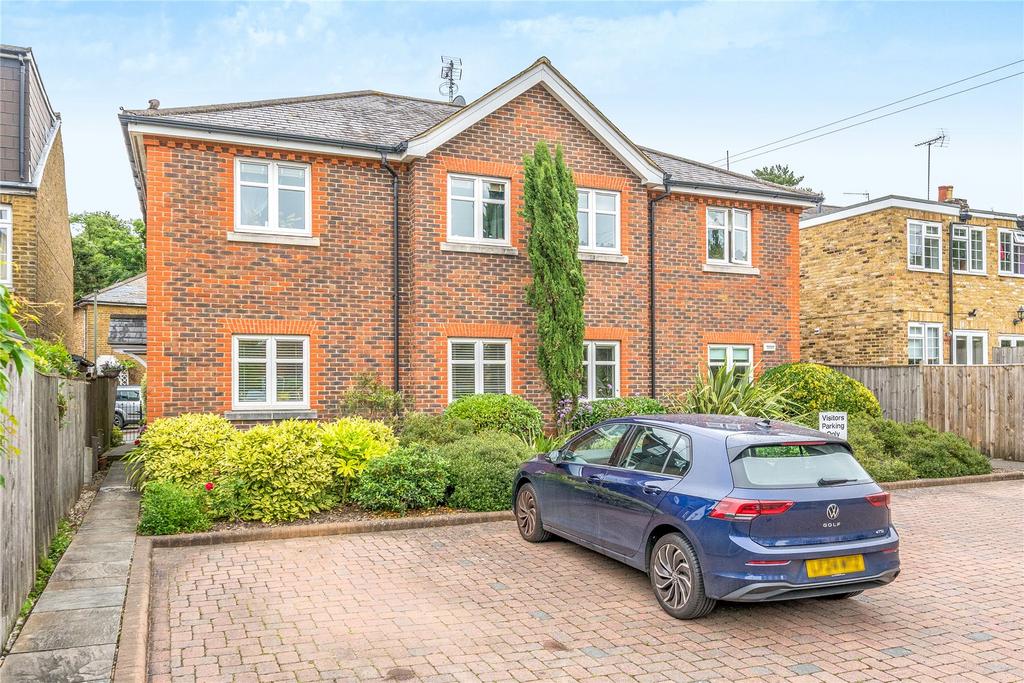 Heath Road, Weybridge, Surrey, KT13 2 bed maisonette - £440,000