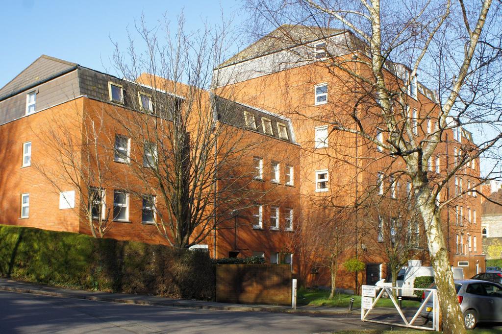 Alma Court, Bristol BS8 2 bed flat - £1,350 pcm (£312 pw)