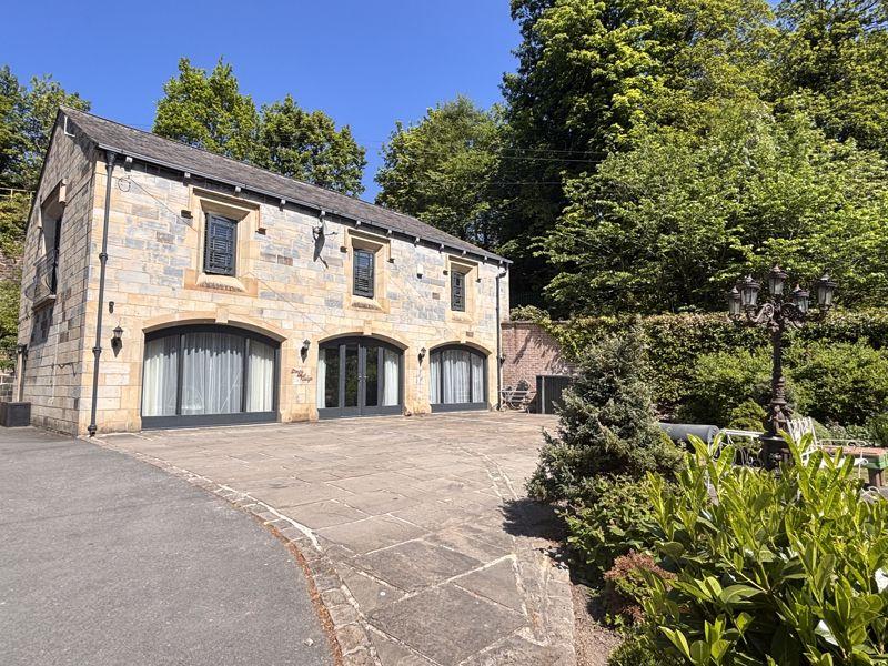 Stoney Royd Lane, Todmorden OL14 3 bed detached house - £550,000