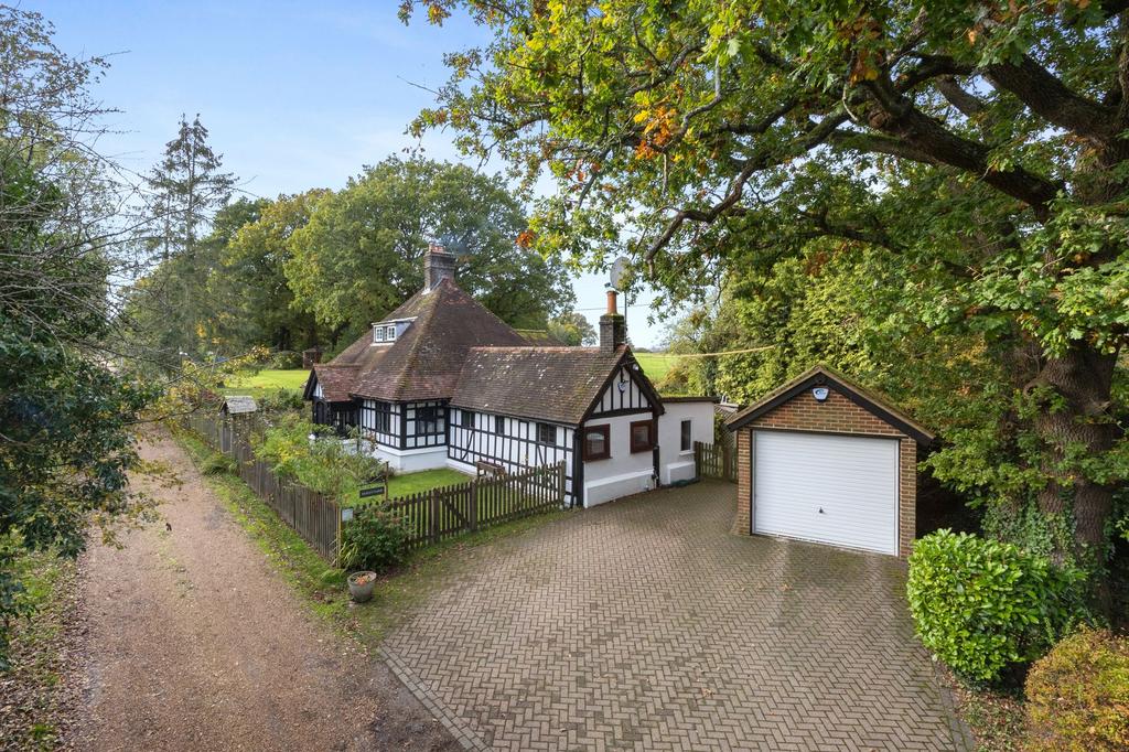 Meath Green Lane, Horley RH6 4 bed detached house for sale - £775,000