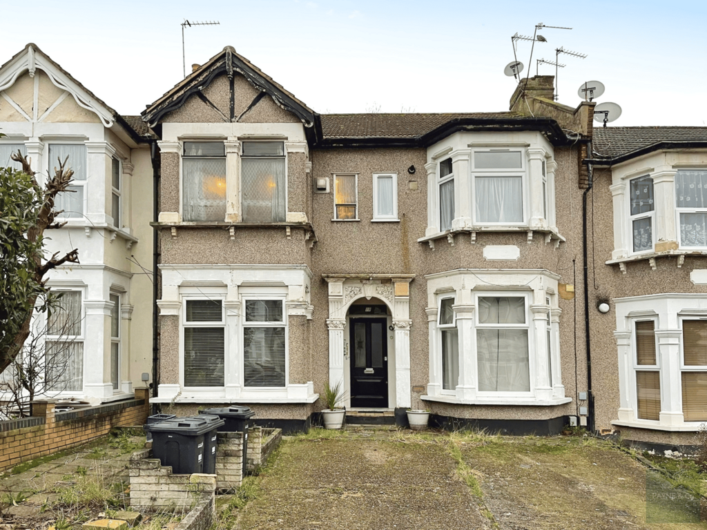 De Vere Gardens, ILFORD, IG1 1 bed ground floor flat - £250,000