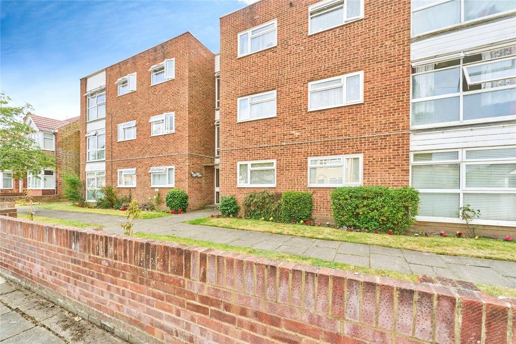 Heathside, Hounslow TW4 2 bed flat - £1,300 pcm (£300 pw)
