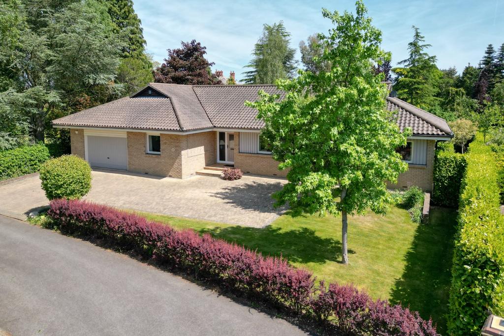Braefield, Hemingford Abbots... 5 bed detached bungalow for sale - £ ...