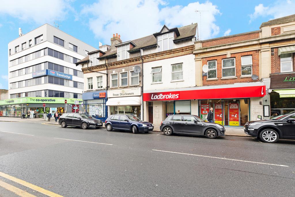Coombe Lane, London SW20 1 bed apartment - £1,500 pcm (£346 pw)