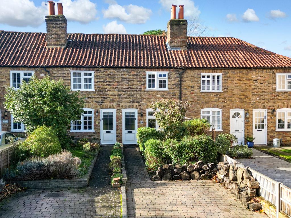 Bell Road, East Molesey, KT8 2 bed terraced house - £625,000