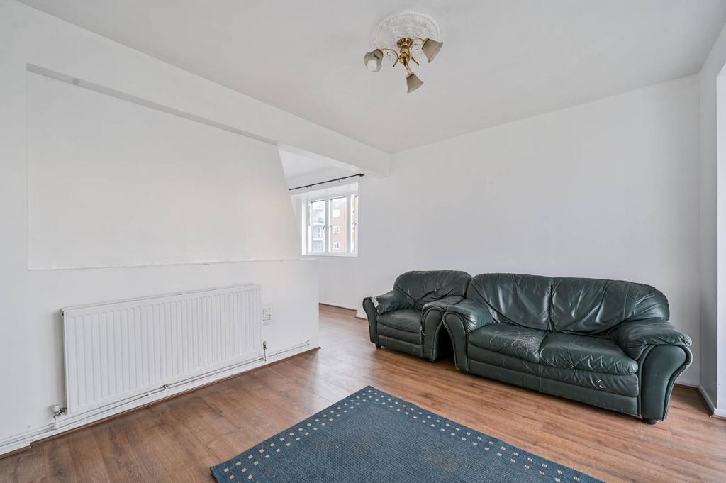 Fawkham House, Longfield Estate... 2 bed flat - £300,000