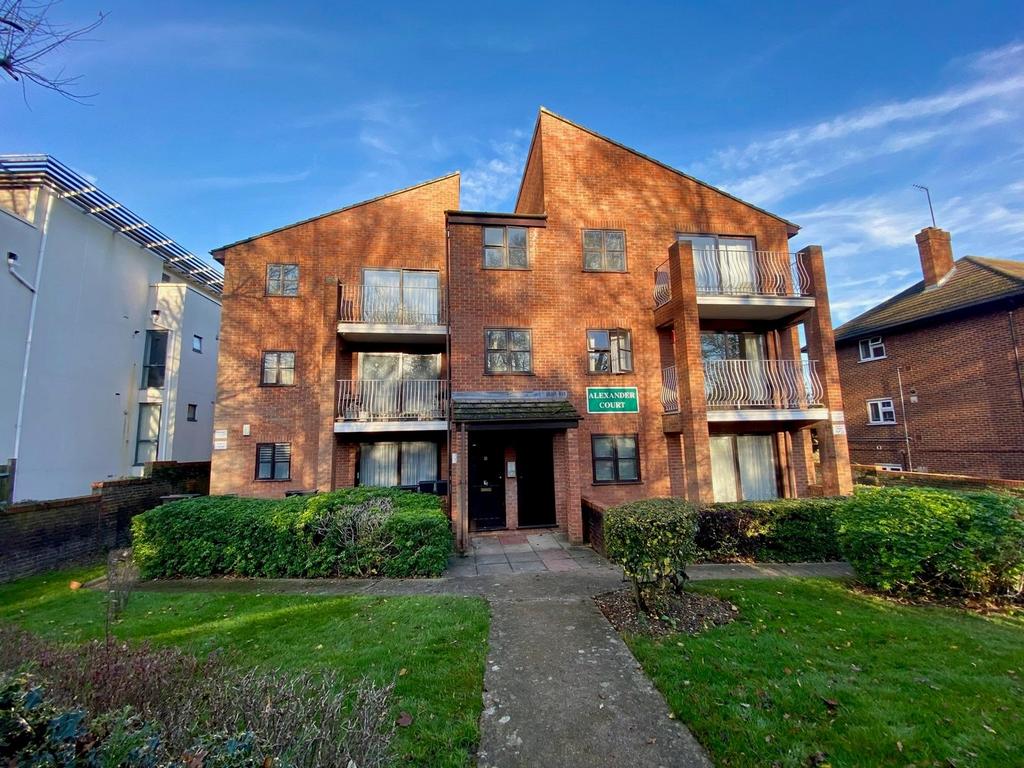 89 Bromley Road, Bromley BR2 2 bed flat for sale - £310,000