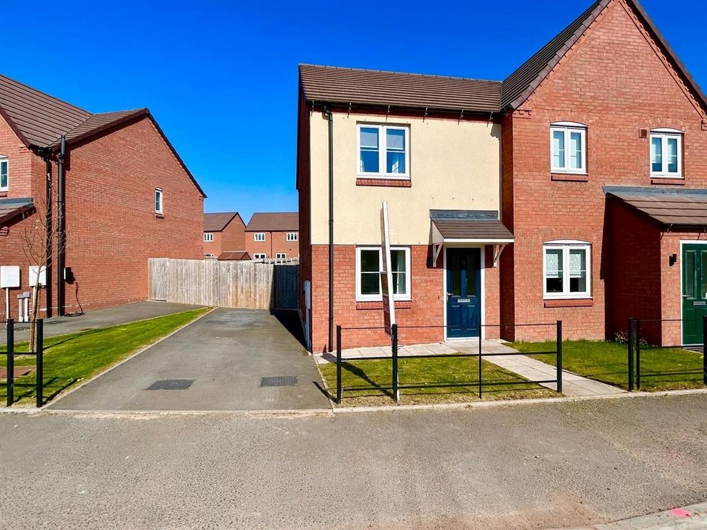 Crugetone Way, Telford TF6 2 bed house for sale - £200,000