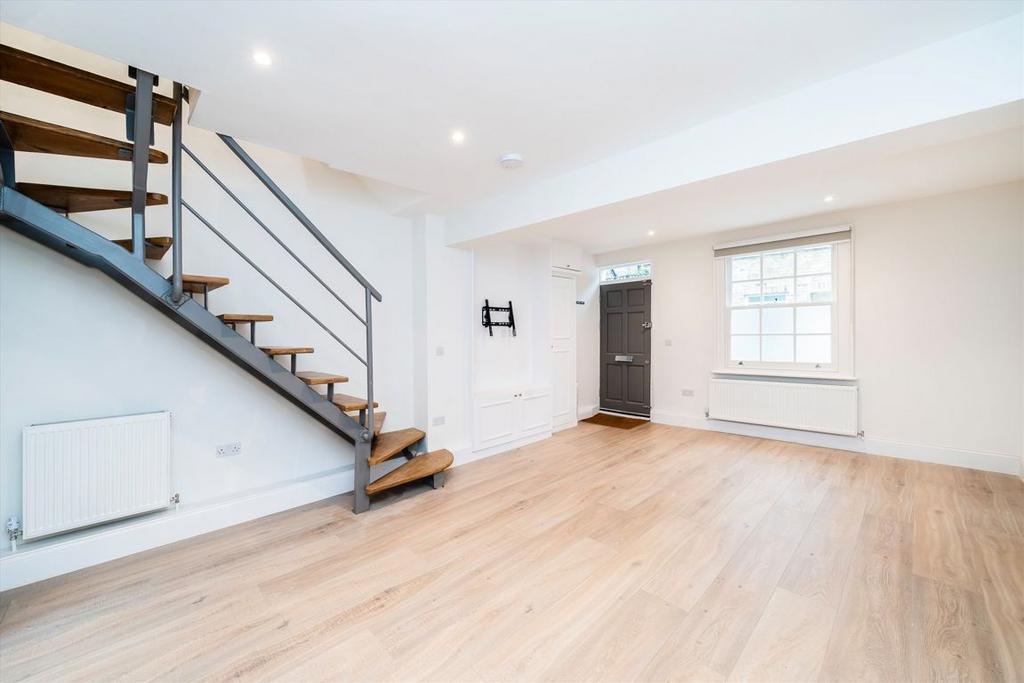 Stewarts Grove, London SW3 2 bed terraced house - £4,000 pcm (£923 pw)