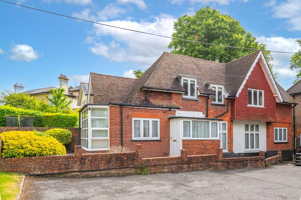 Alma Road, Reigate, RH2 3 bed detached house - £675,000