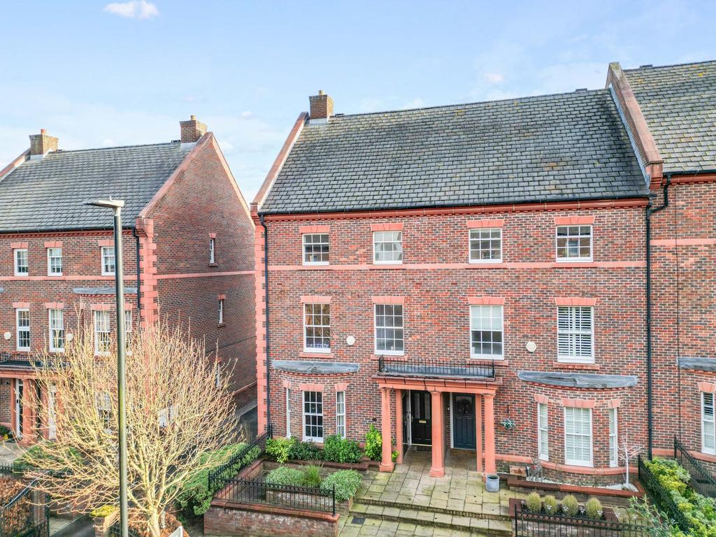 Pewterspear Green Road, Appleton, WA4 4 bed townhouse - £419,995