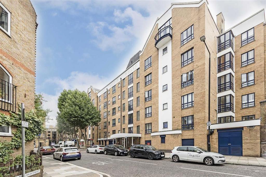 Wapping High Street, London E1W 2 bed flat to rent - £3,098 pcm (£715 pw)