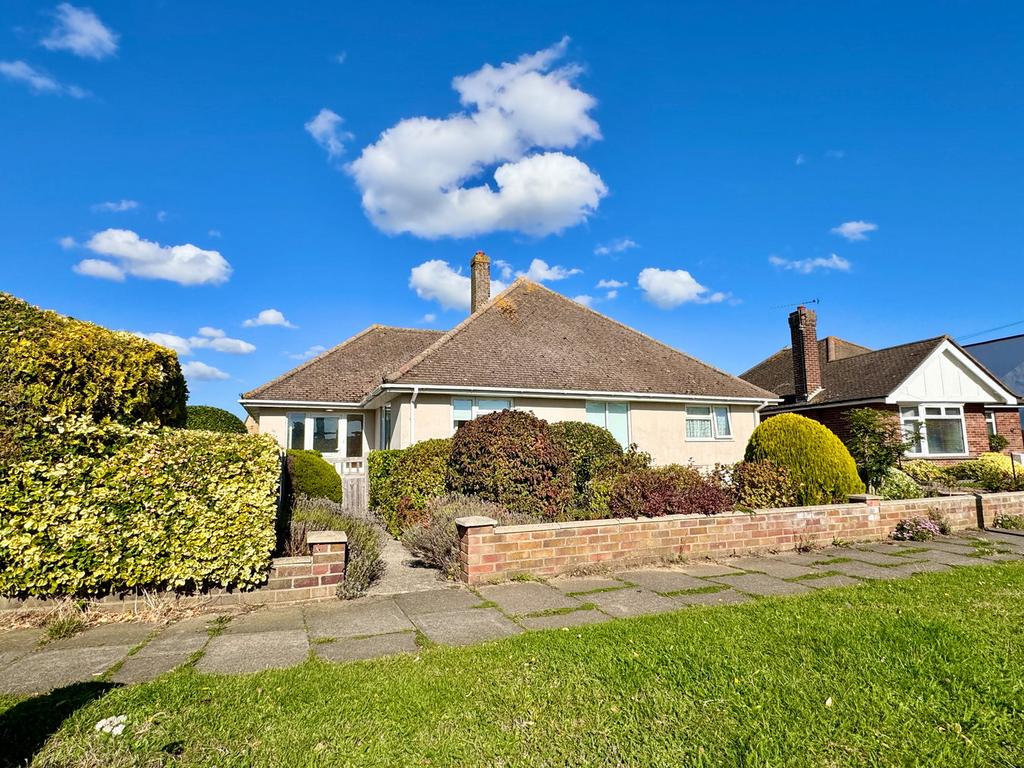 Waltham Way, Frinton-on-Sea, CO13 3 bed detached bungalow - £495,000